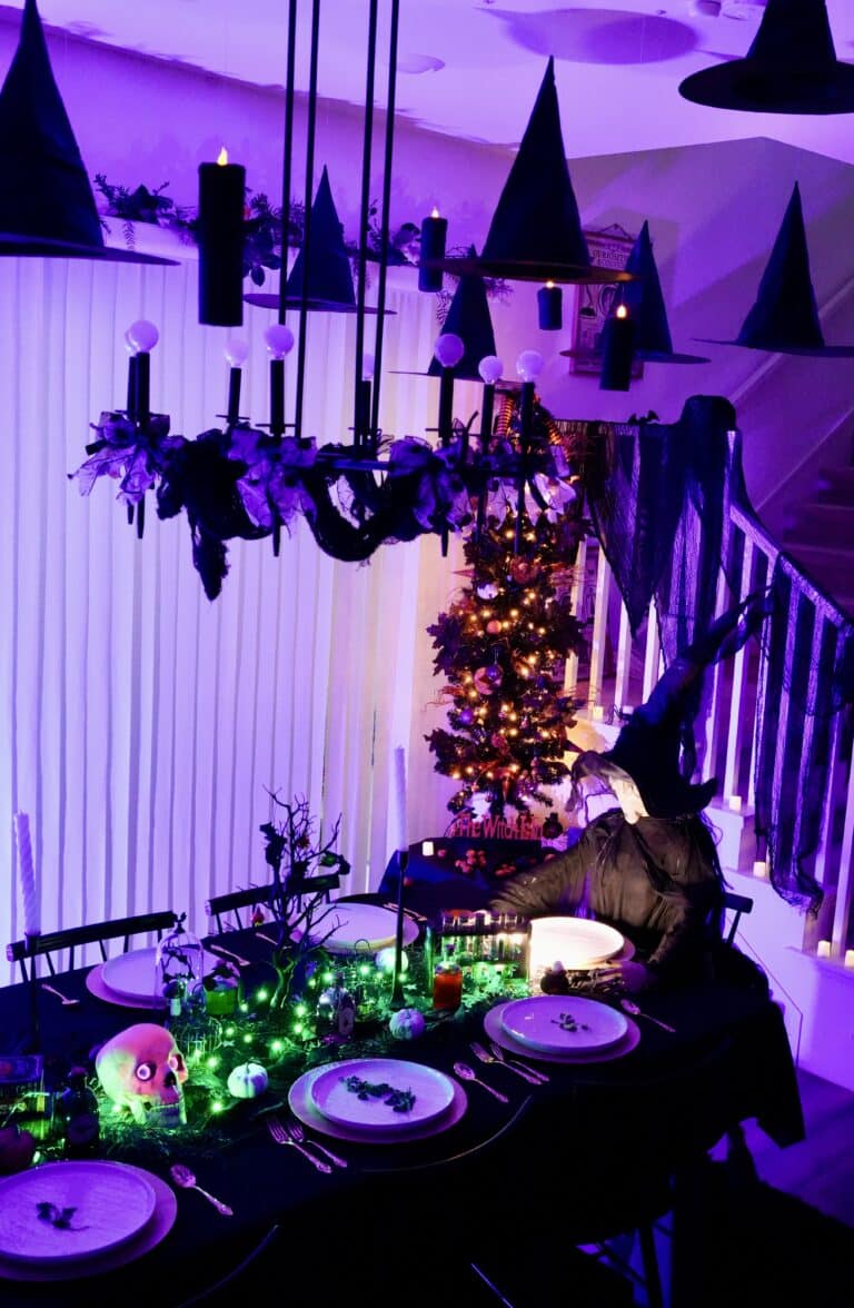 How to Set a Spooky & Stylish Halloween Table That Wows Your Guests ...