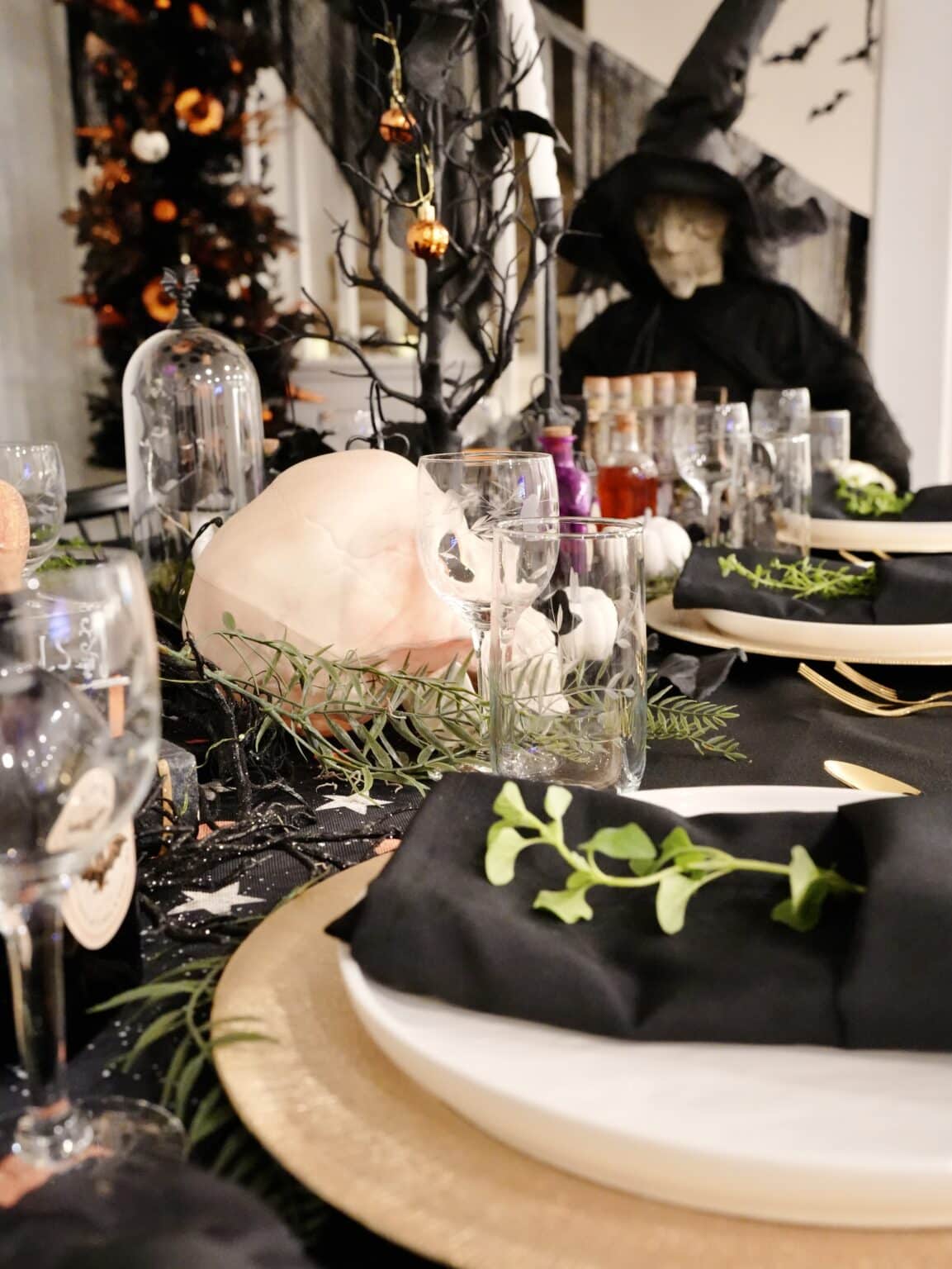 How to Set a Spooky & Stylish Halloween Table That Wows Your Guests ...
